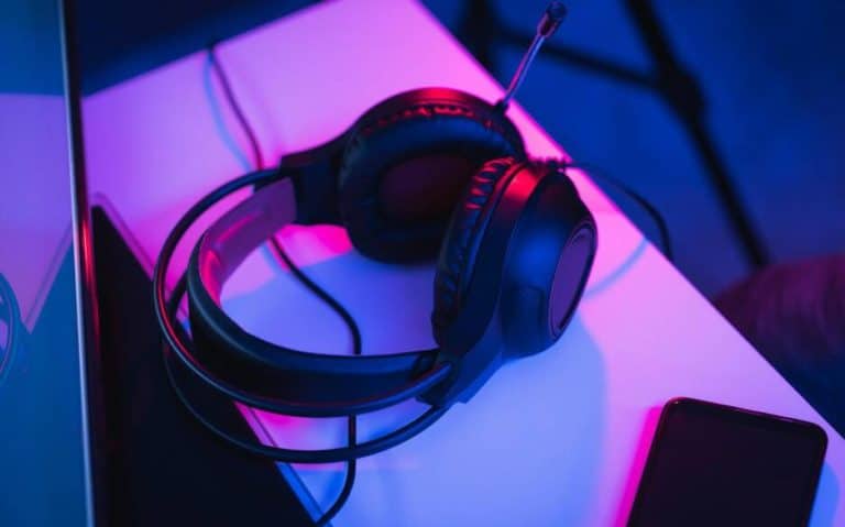 Flat Sounding Headphones: 7 Things You Need to Know (+Tips)